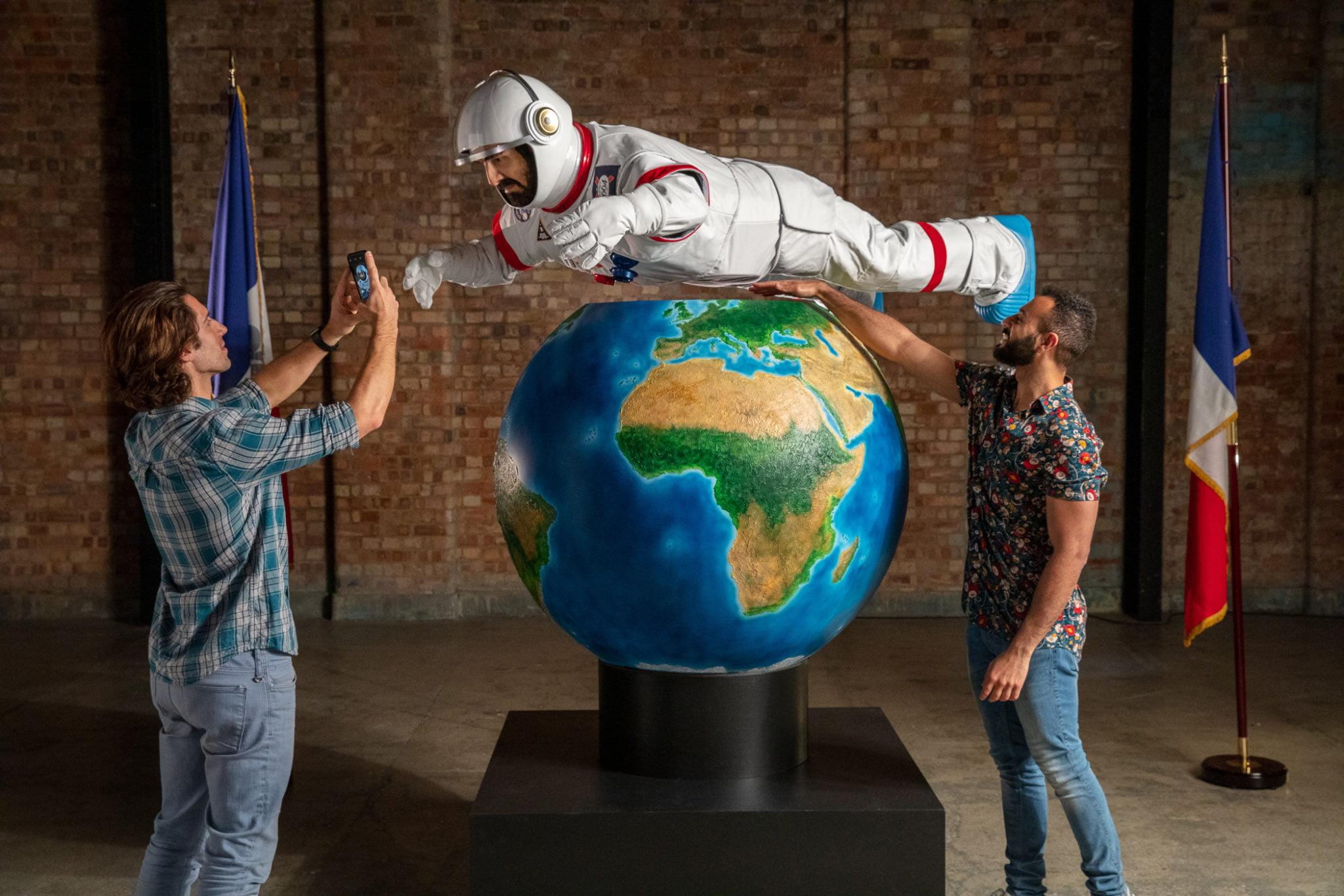 Levitating Cantona Statue of 25 kg - Crealev Levitation Technology